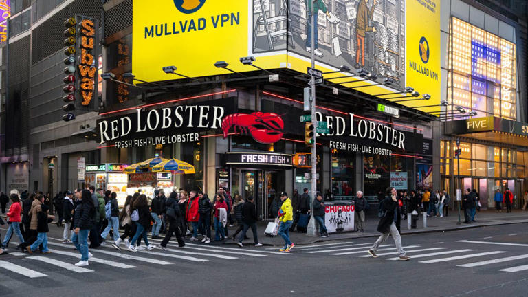 After bankruptcy, Red Lobster closes flagship restaurant