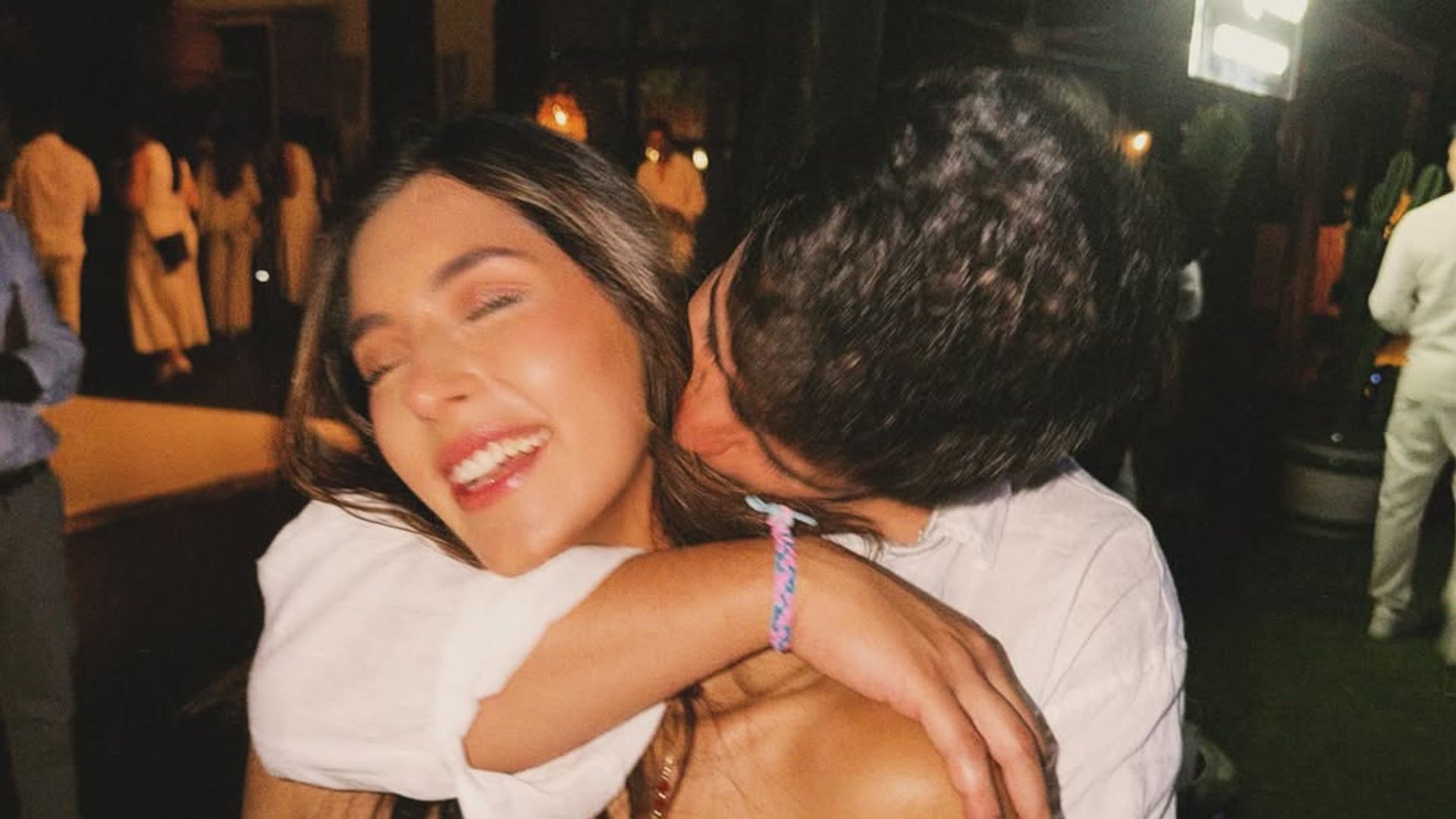 Gabriela Toral, la cuarta hermana Pombo, presenta con un beso ...
