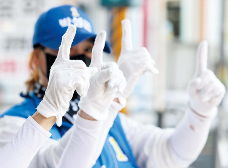 Democratic Party, People Power Party clash in Seoul election finale