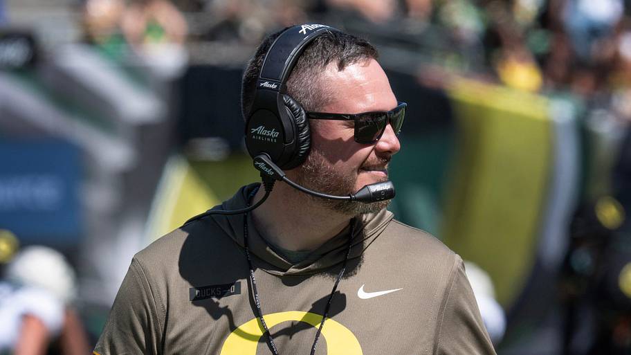 Oregon Ducks fans turn heads in surprising home attendance rankings