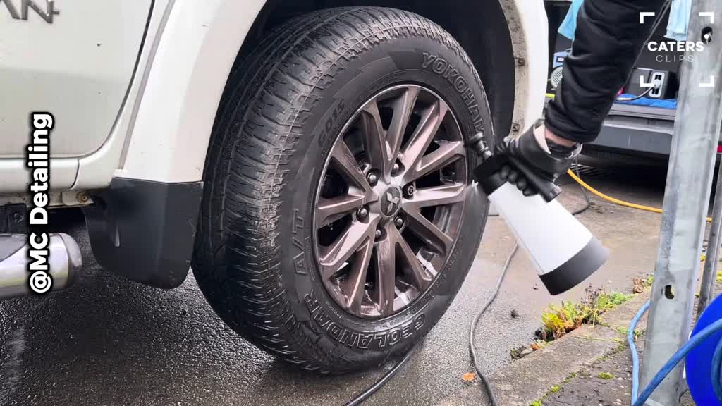 Car detailer reveals fast method for cleaning filthy wheels