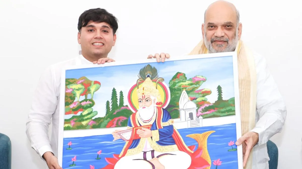 Pavan Sindhi presents Lord Jhulelal Ji portrait to Home Minister Amit ...