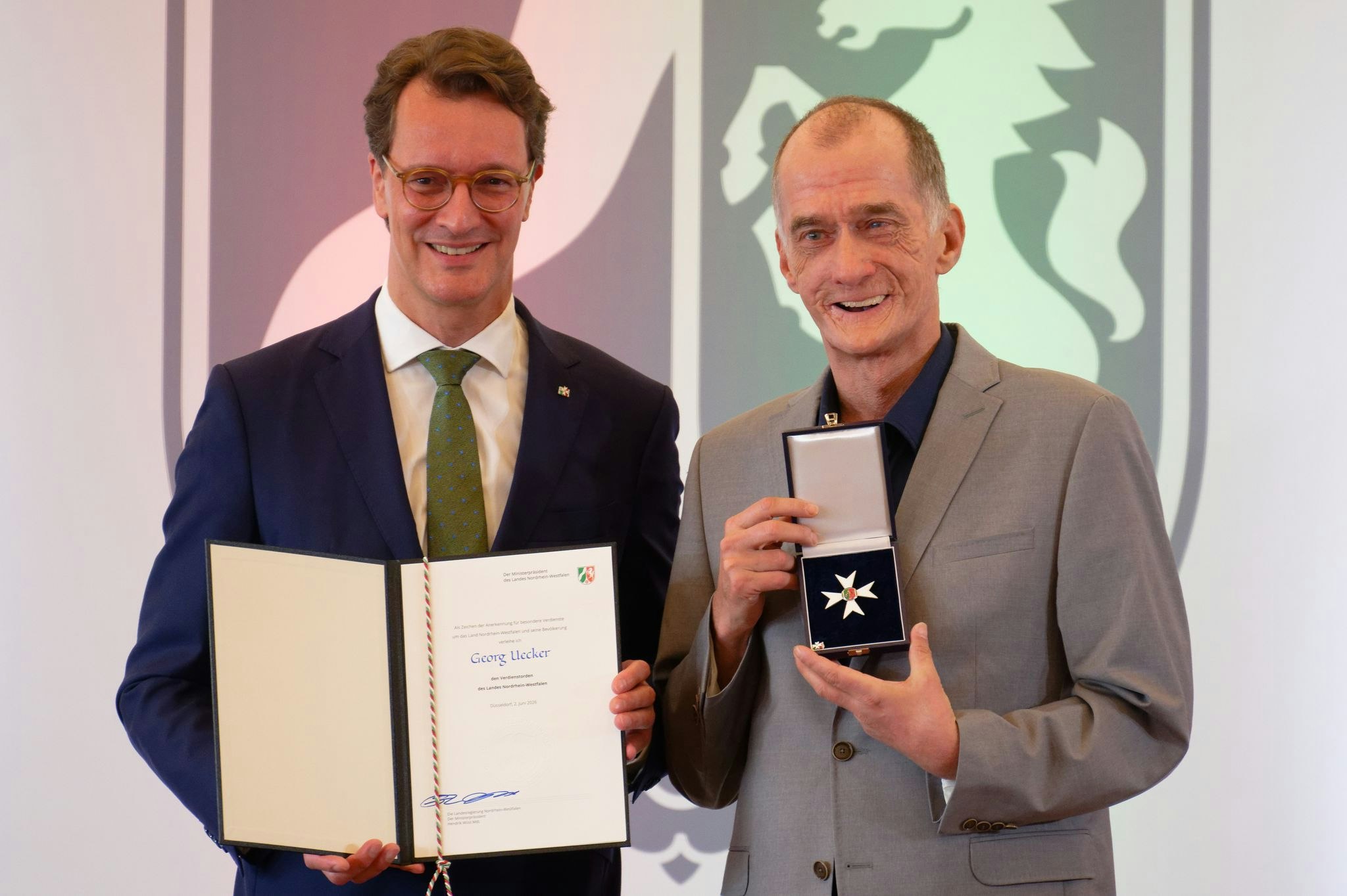 Orden für TV-Skandal: Lindenstraßen-Macher für ersten Schwulen-Kuss im ...