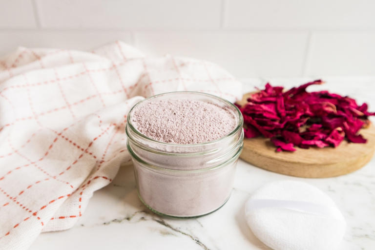 How to make homemade rose body powder
