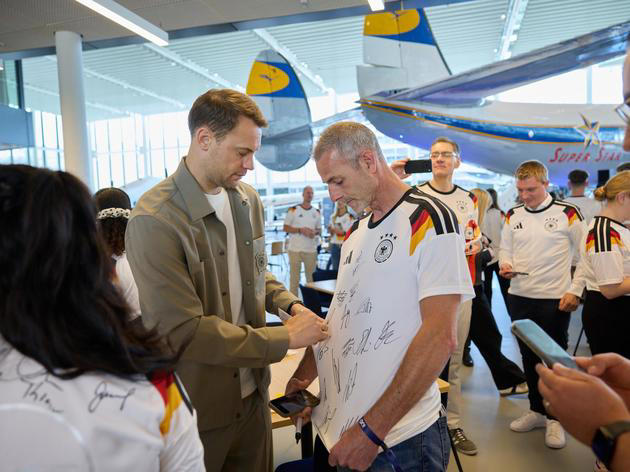 DFB-Stars fliegen zur WM – und überraschen Urlauber am Flughafen Frankfurt