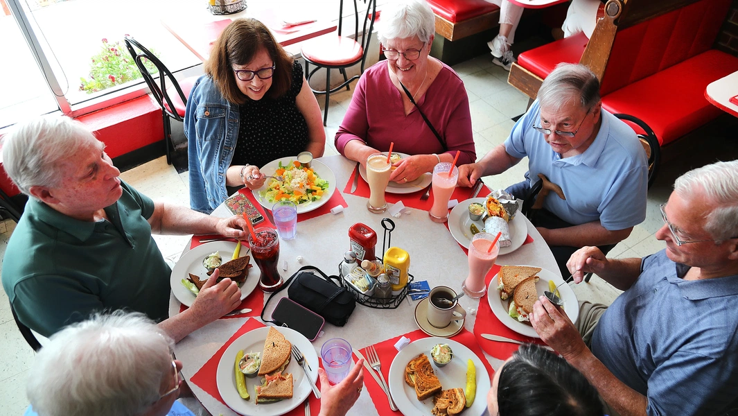 Friendship dynamics revealed in how groups order appetizers