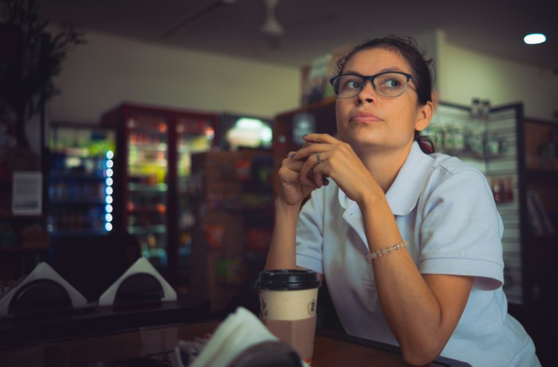 Doctor on call forced to dine and dash after server refuses to give her ...