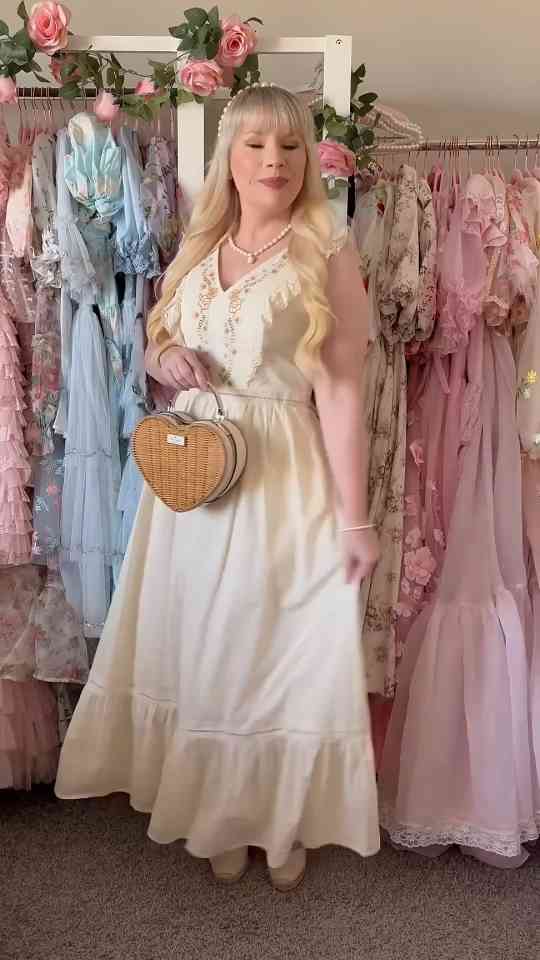 Cottagecore outfits with a soft romantic style