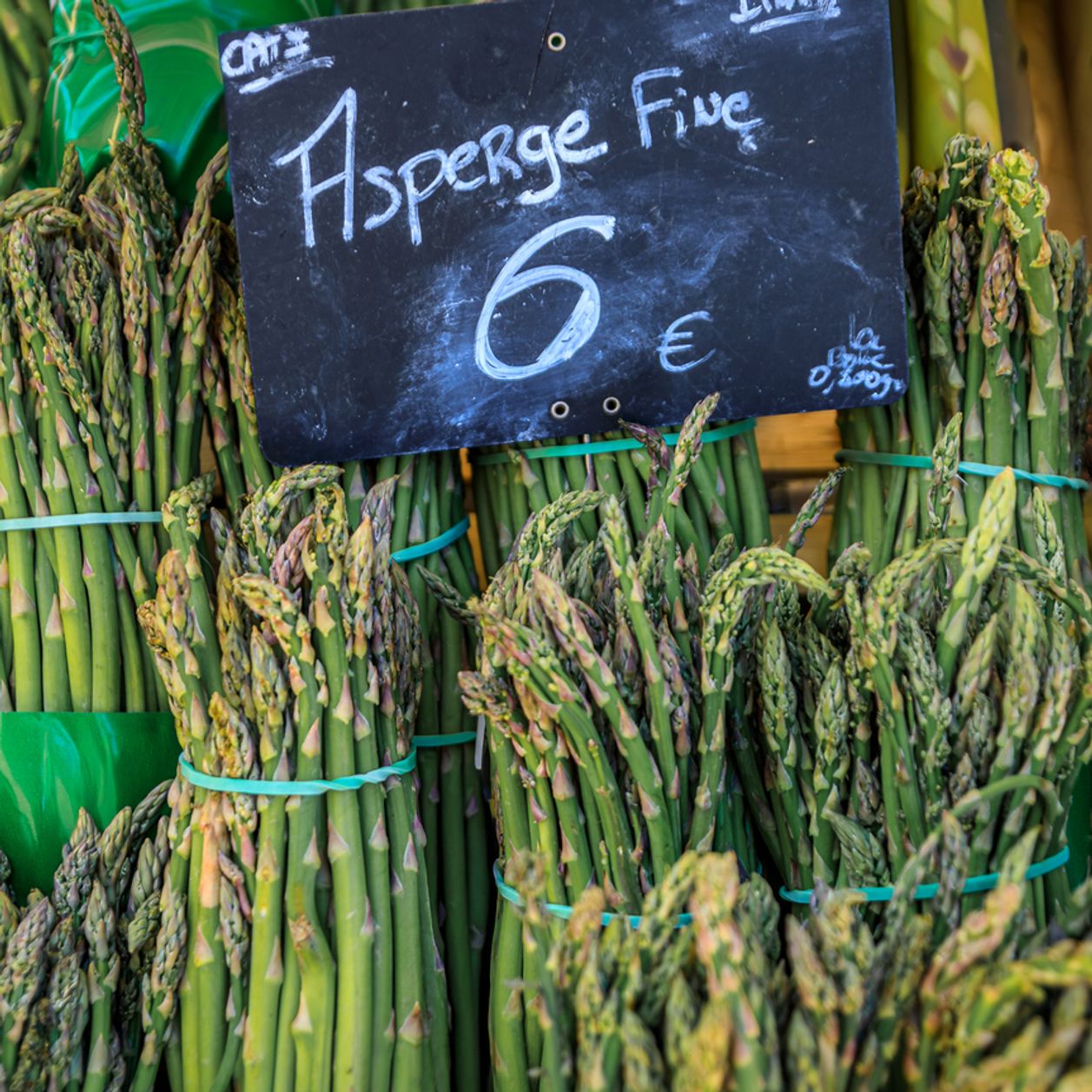 Pourquoi les asperges sont soudainement beaucoup moins chères en ce ...