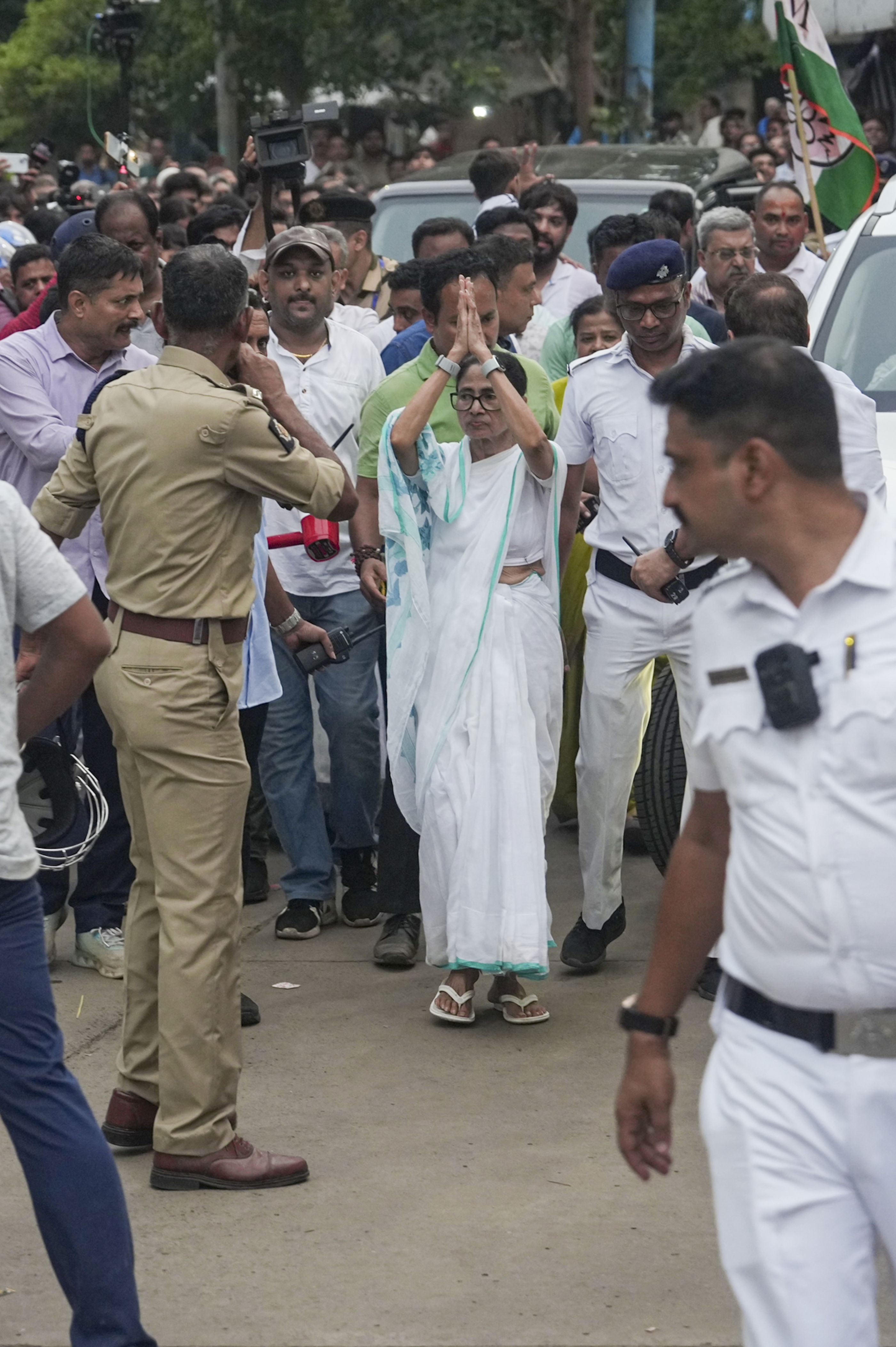 Mamata vows lifelong fight against BJP, alleges poll count rigging in ...