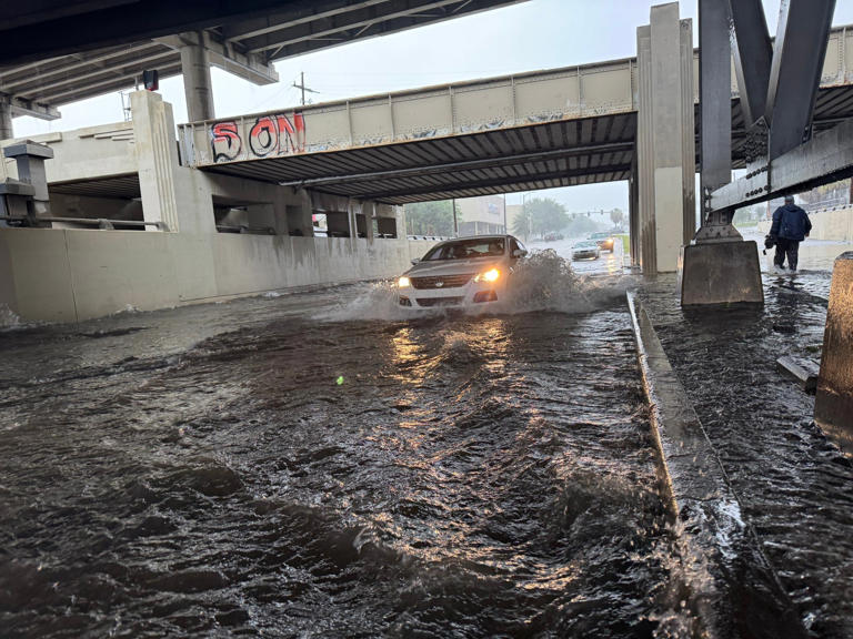Sluggish Gulf storm system to bring heavy rain, coastal flooding while ...