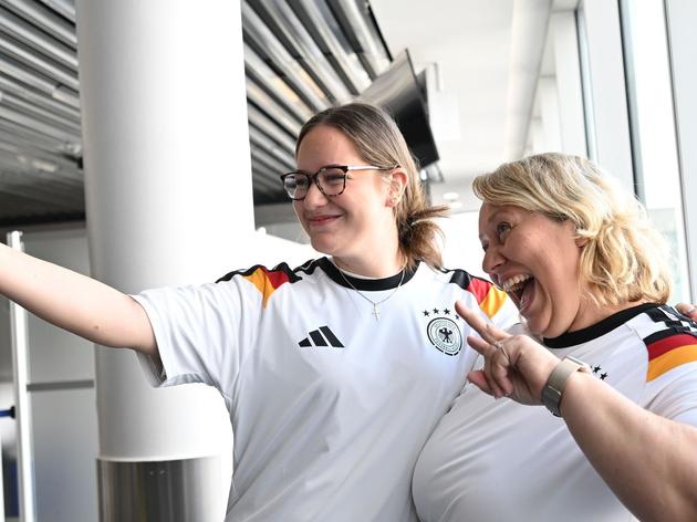 DFB-Stars fliegen zur WM – und überraschen Urlauber am Flughafen Frankfurt