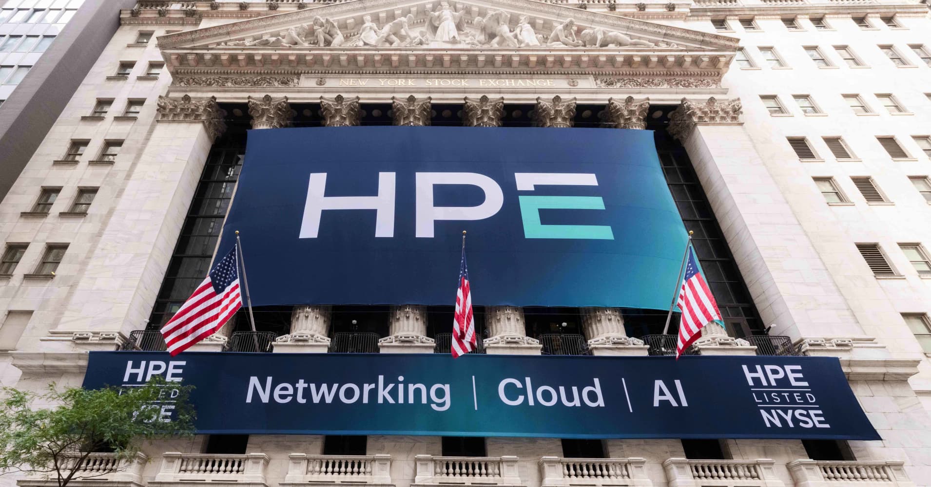 The Dow's win streak, Macy's earnings, Trump signs AI order and more in ...