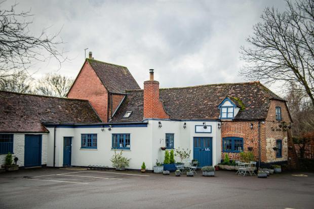 Sporting legend visits Oxfordshire pub next to village green