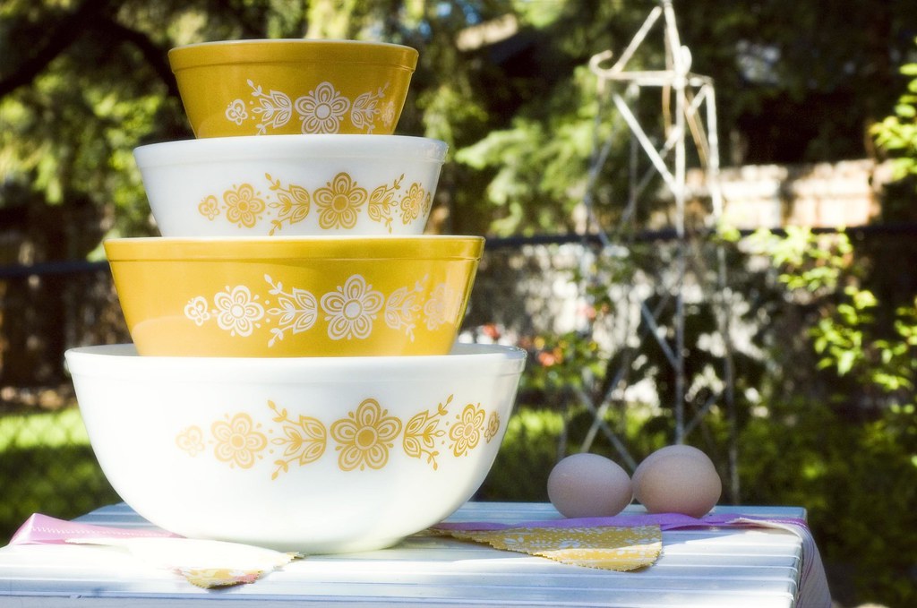 Simple tricks to authenticate vintage Pyrex dishes