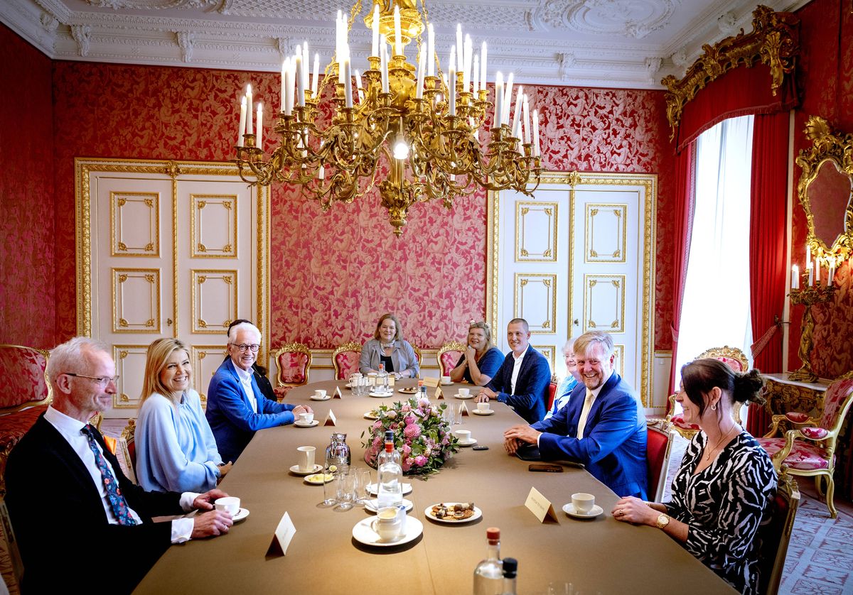 Queen Máxima shines in chic pastel blouse, wide-leg trousers and ...
