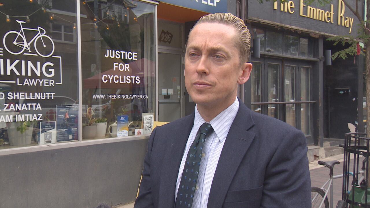 Video showing Toronto police tackling cyclist after alleged traffic ...