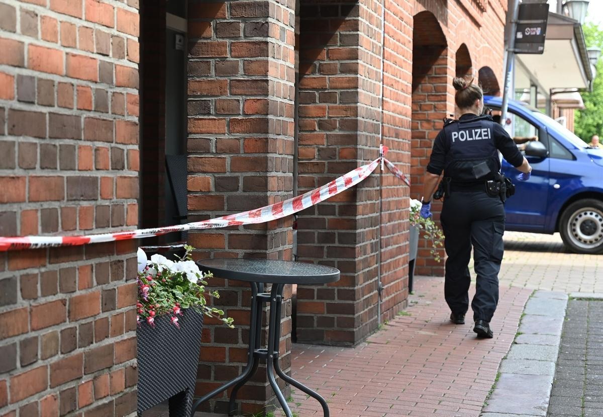 Großeinsatz in Rendsburg: Bewaffneter Mann verschanzt sich in Bar