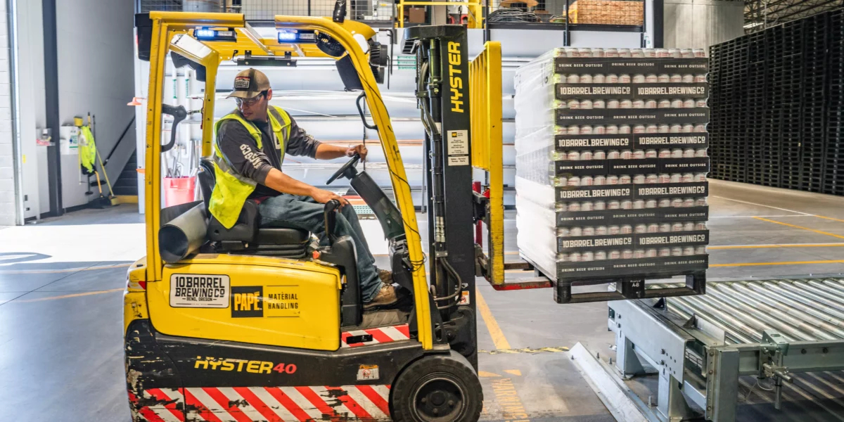 Schwerer Arbeitsunfall: Hand zwischen Stapler und Asphalt eingequetscht