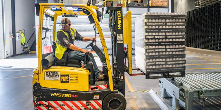 Schwerer Arbeitsunfall: Hand zwischen Stapler und Asphalt eingequetscht