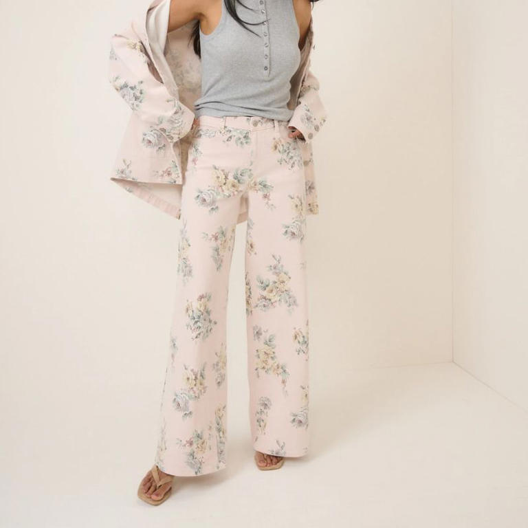 Lisa Snowdon's pink jeans, white broderie shirt, and Birkenstocks ...