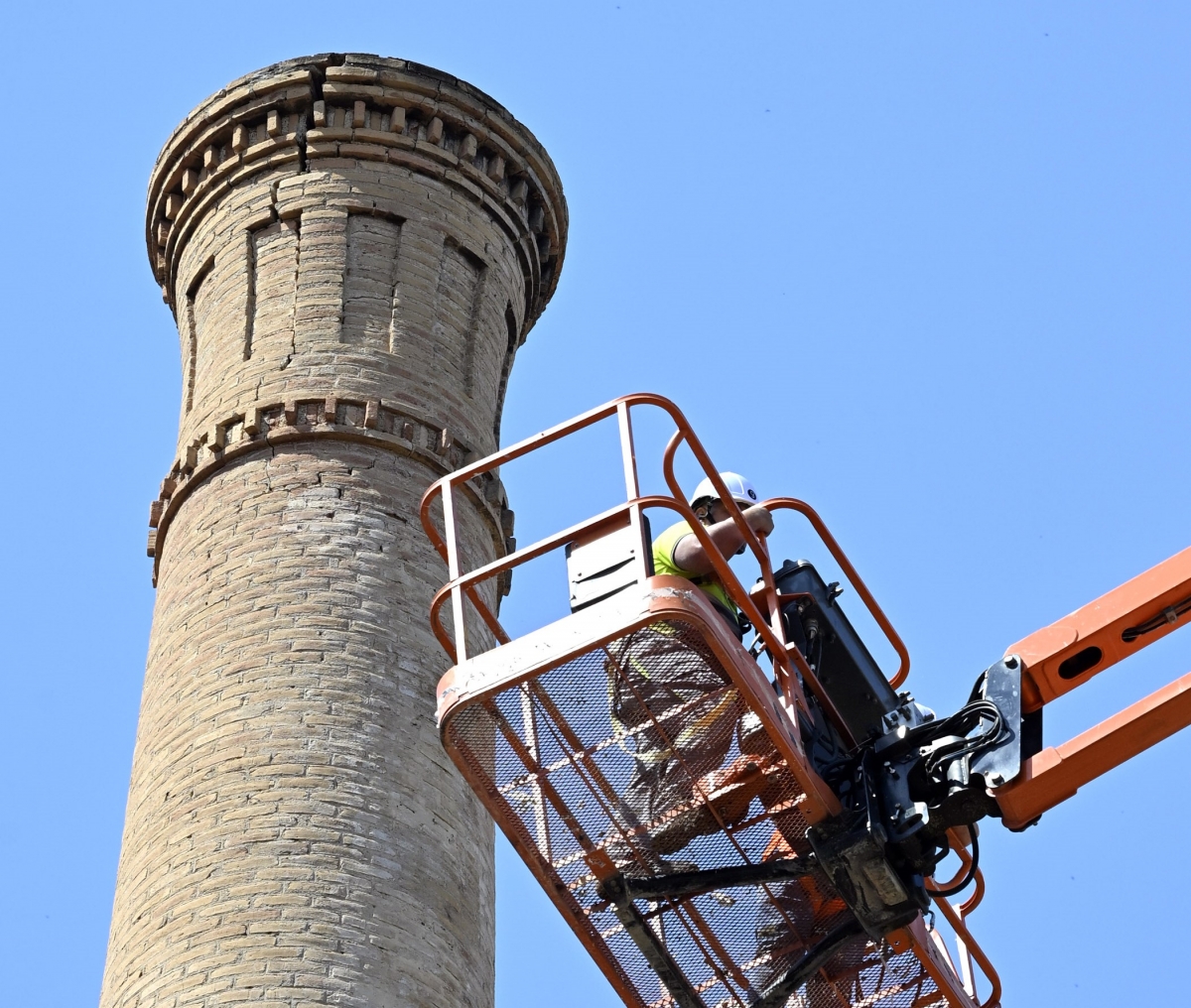 Restauran la chimenea de la antigua fábrica de licores Barceló en Algezares