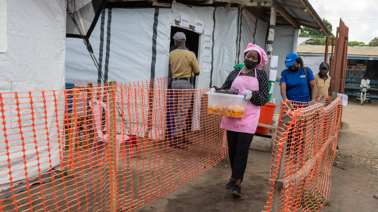 Congo volunteers provide meals amid Ebola outbreak