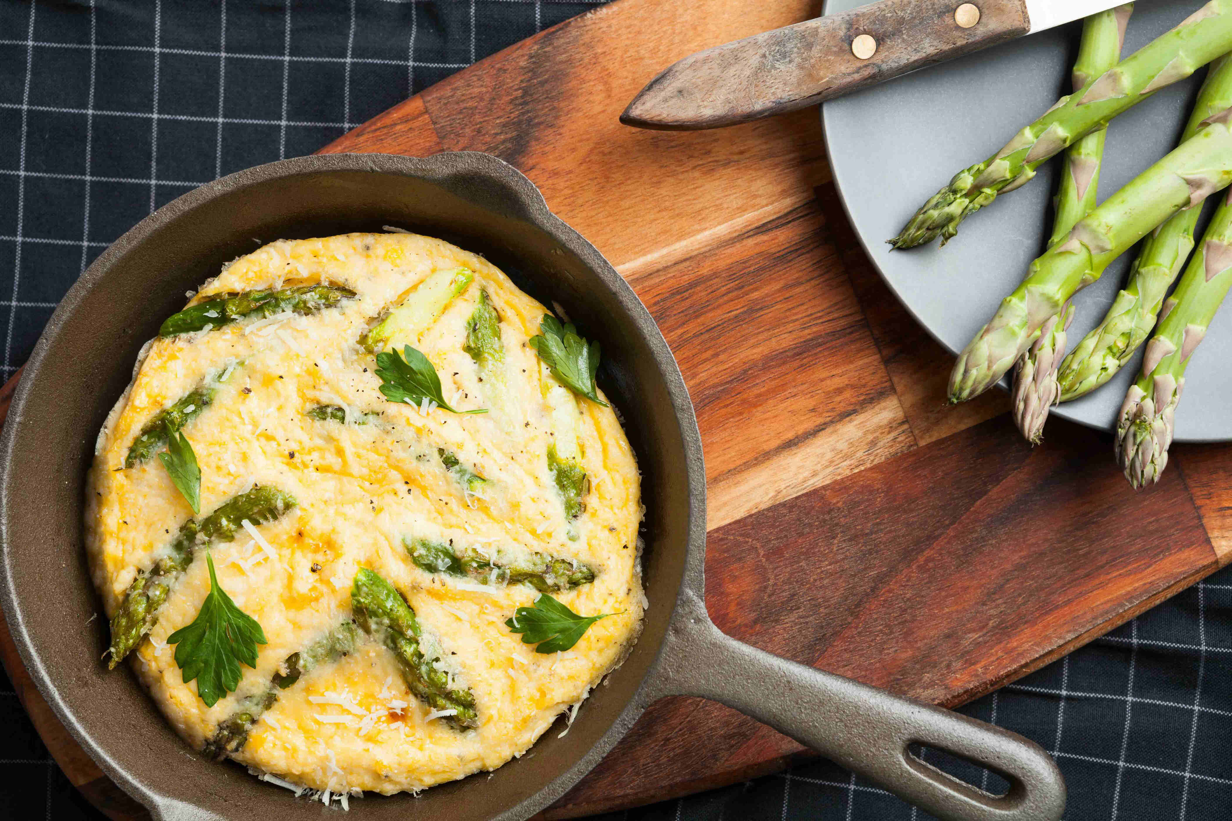 Lente op je bord: deze ovenomelet met witte en groene asperges wil je ...