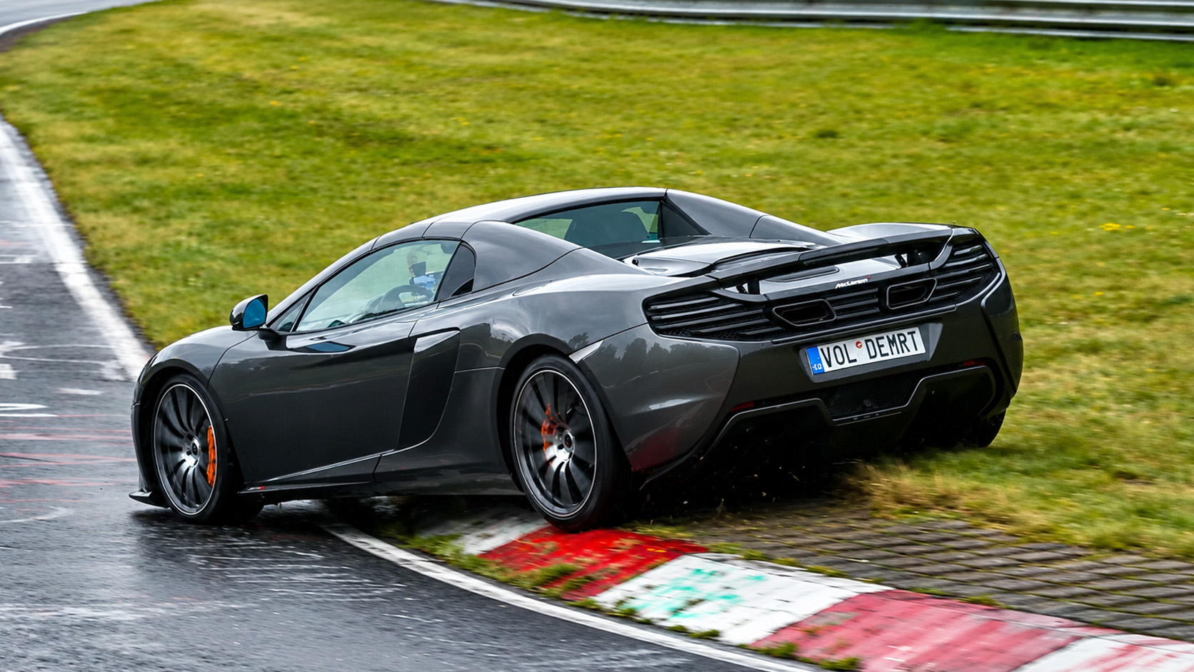 Supercar goes onto the grass during Nürburgring track day
