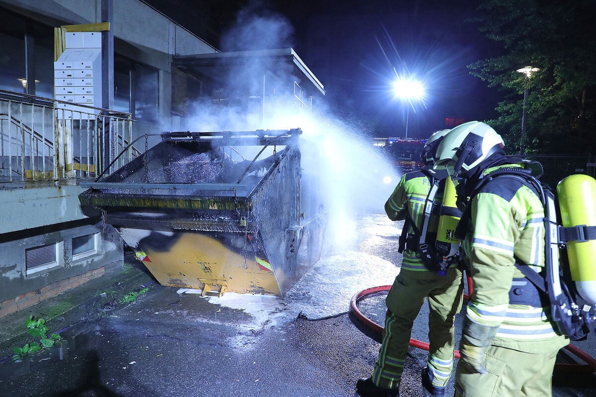 Flammen vor Hauseingang: Containerbrand in der Inneren Neustadt