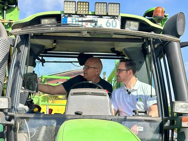 Bürgermeister füttert Ferkel und bringt Dünger auf dem Acker aus