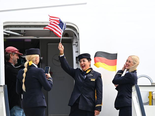 DFB-Stars fliegen zur WM – und überraschen Urlauber am Flughafen Frankfurt