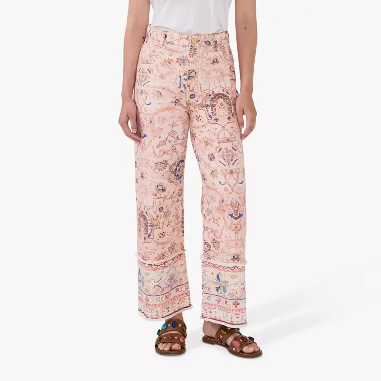 Lisa Snowdon's pink jeans, white broderie shirt, and Birkenstocks ...