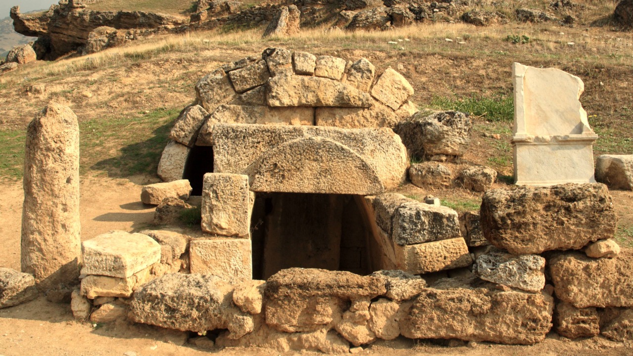 Egyptian archaeologists just lifted a near-complete funerary assemblage ...