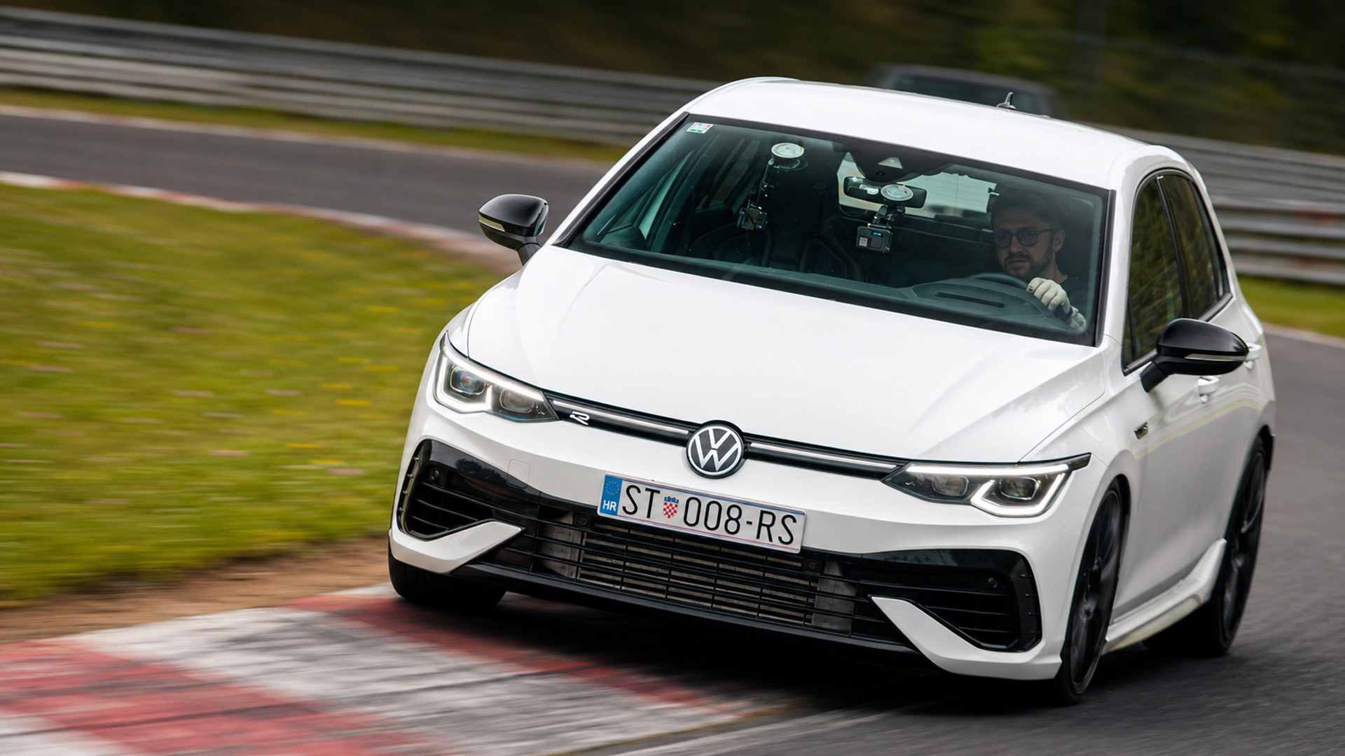 VW Golf 8 pushes too hard through the corner