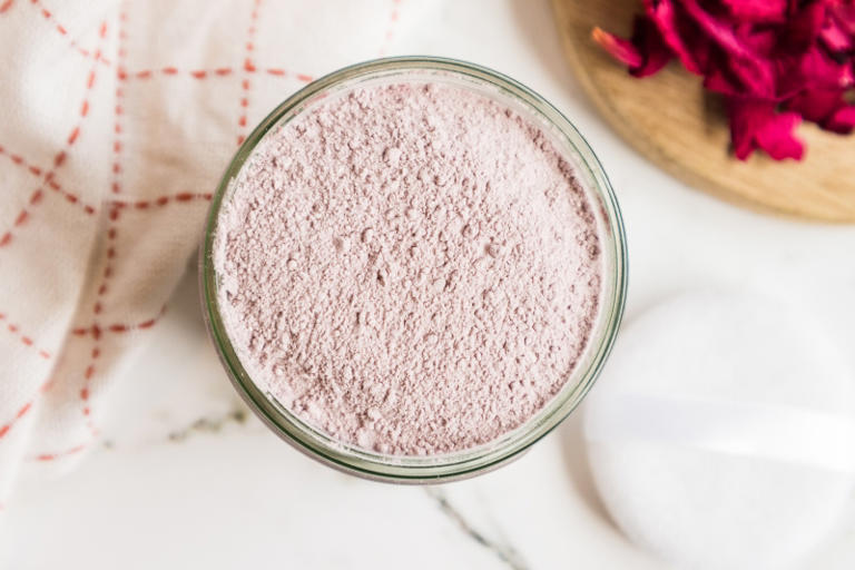 How to make homemade rose body powder