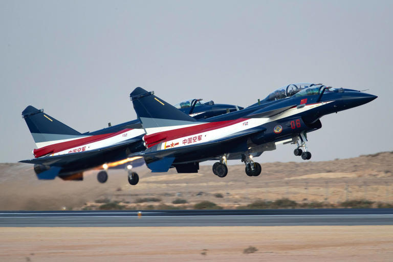 Le chasseur J-10 bien plus fort que le Typhoon : la Chine revendique sa ...