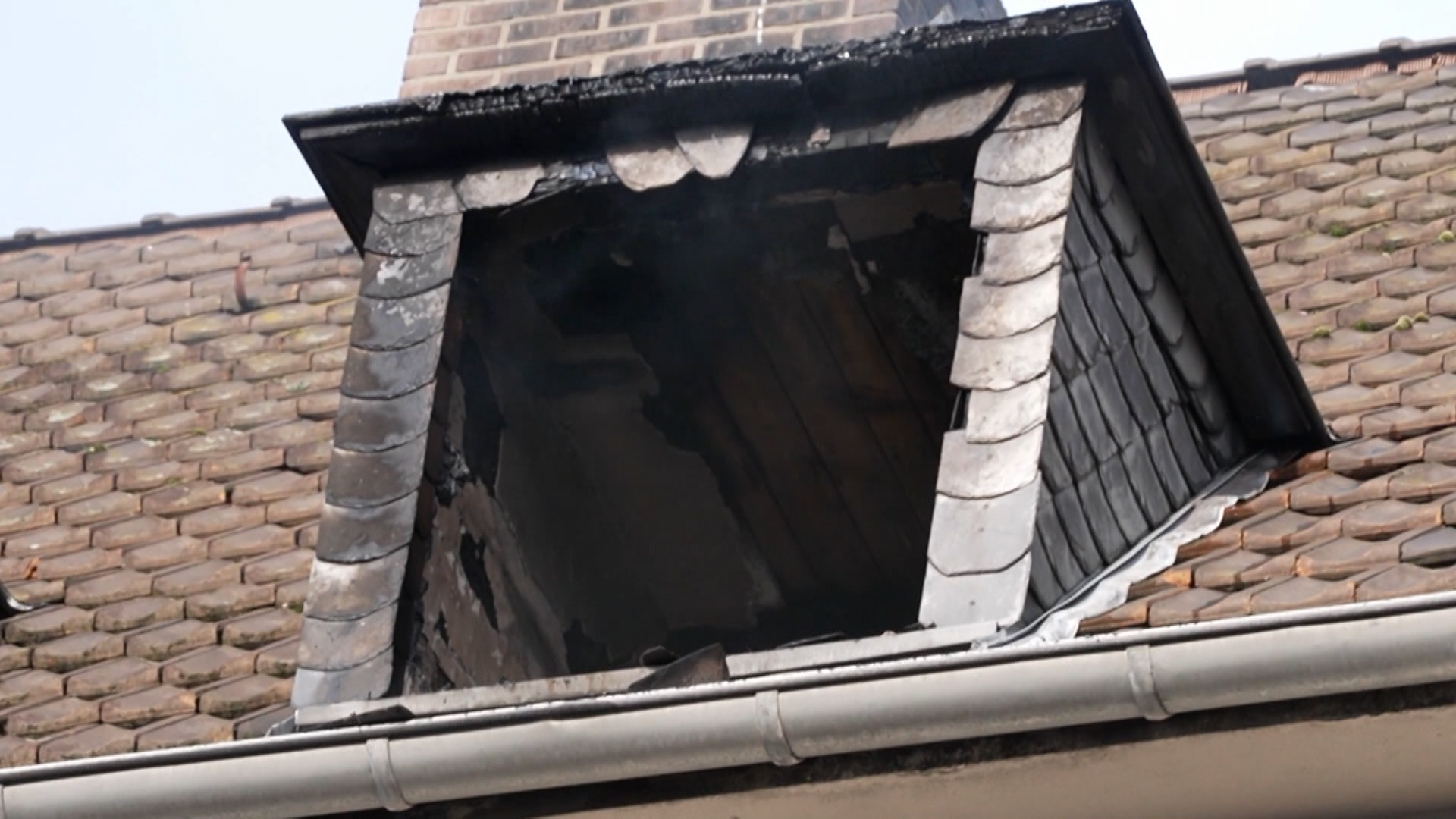 Feuerwehr rettet Familie mit Fluchthauben aus Brandwohnung