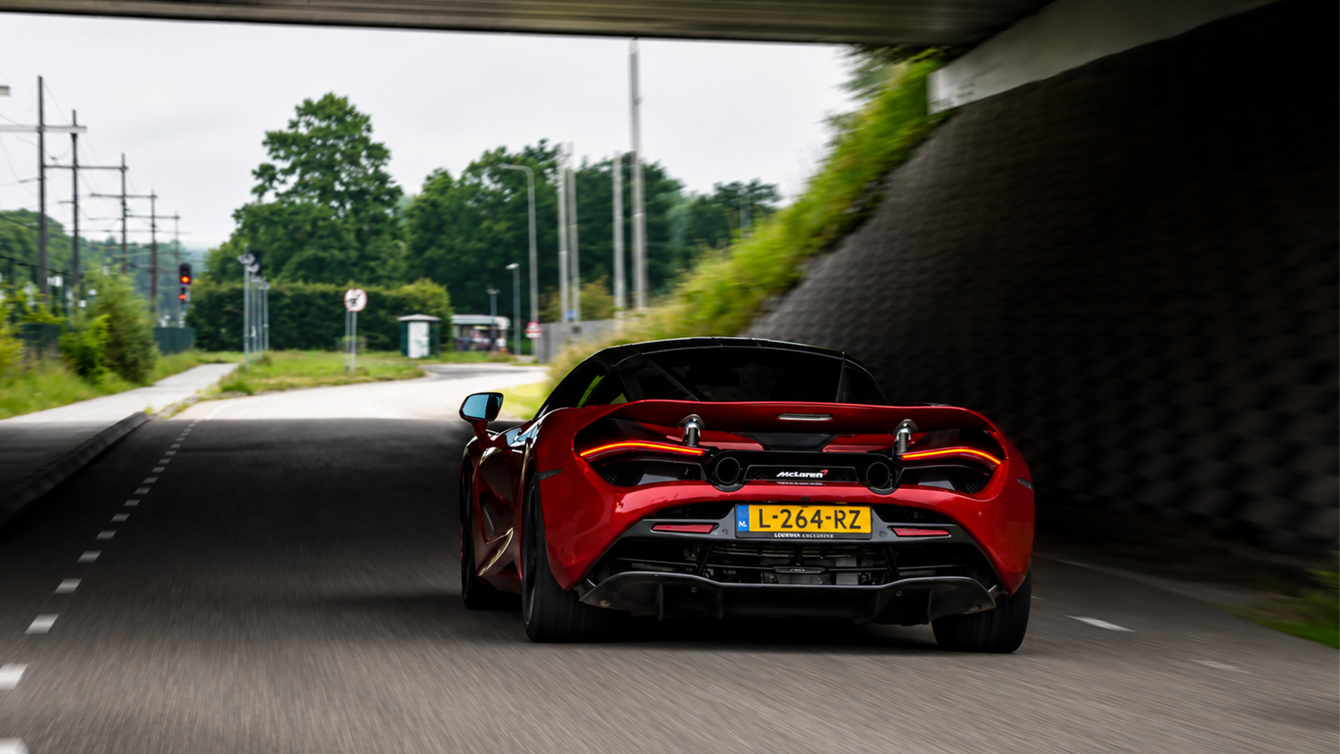 McLaren 720S tunnel run sounds absolutely wild