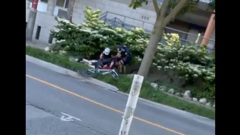 Video shows Toronto police tackling cyclist after alleged stop-sign ...