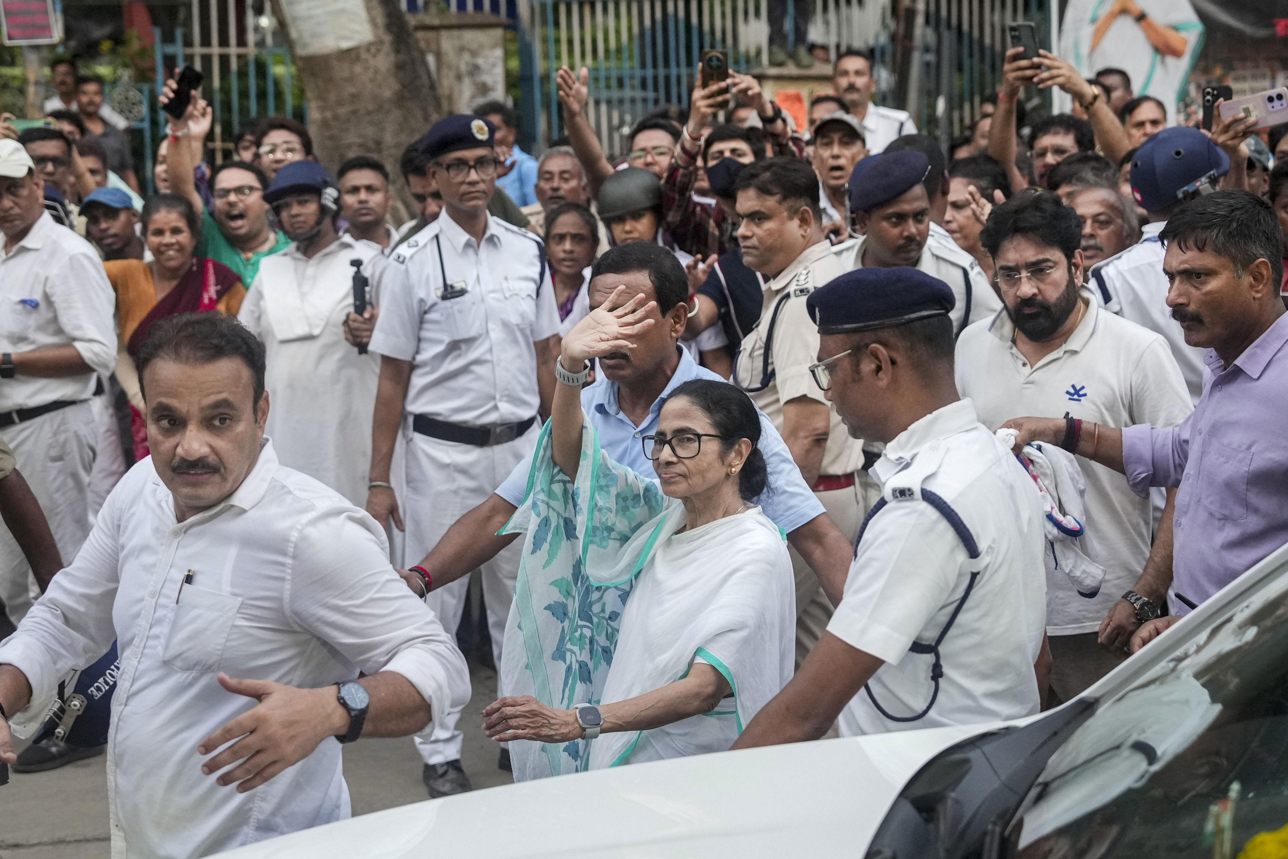 Mamata vows lifelong fight against BJP, alleges poll count rigging in ...