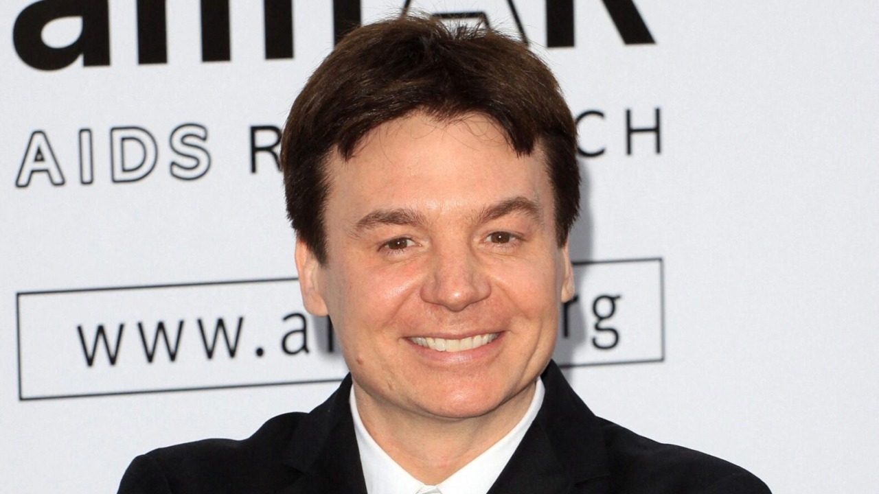 Mike Myers looks unrecognizable as he accepts Academy Icon Award