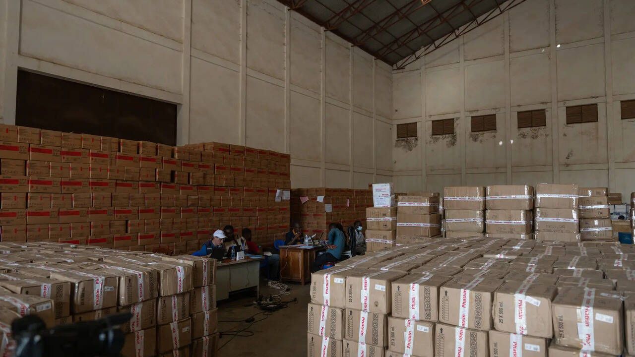 Congo's Ebola response: Volunteers provide meals for patients and ...
