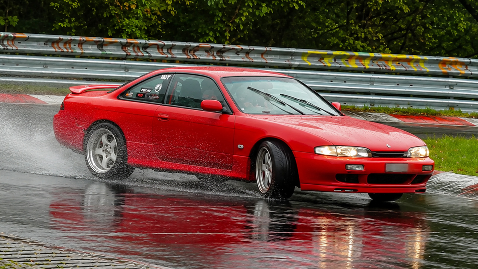 Une forte pluie transforme le Nürburgring en défi de conduite glissant