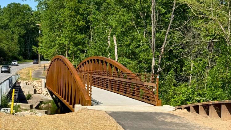 New pedestrian bridge open on South Rogue River Trail