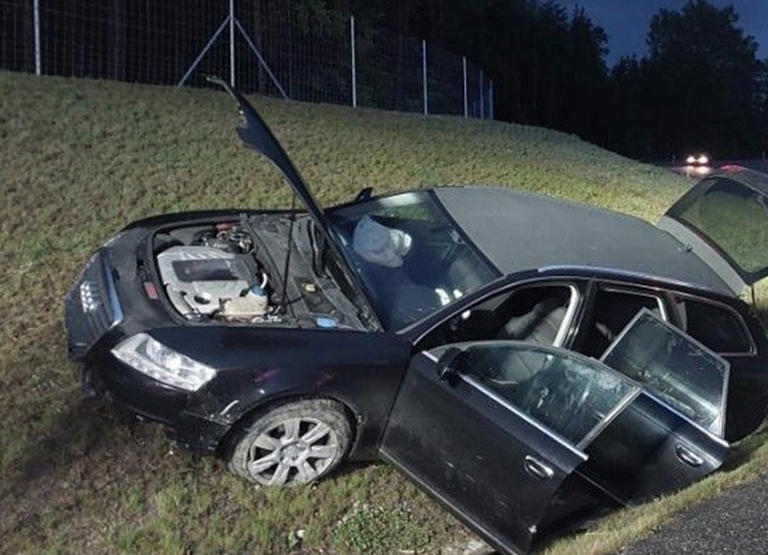 Audi projelo rovně kruhový objezd na dálničním přivaděči, řidič měl ...