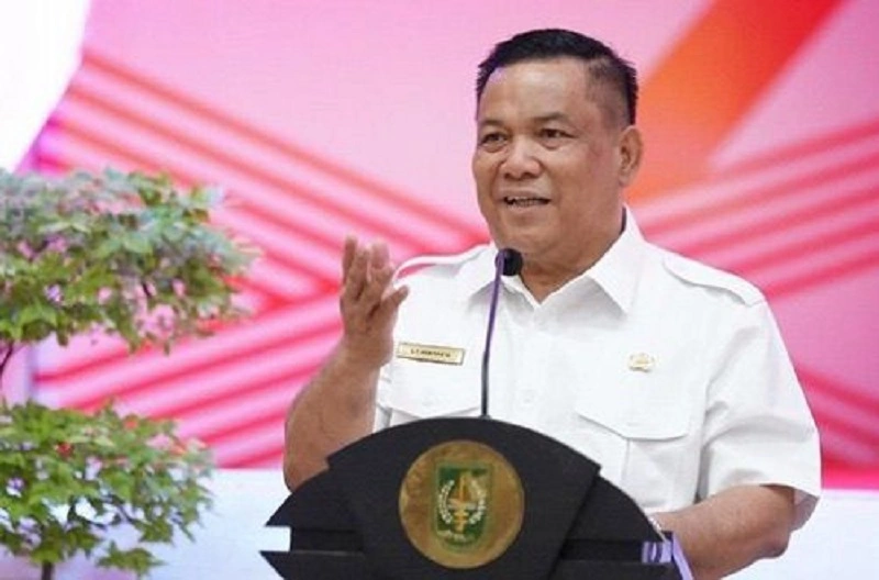 Plt Gubri perintahkan uang seragam siswa dikembalikan ke orang tua