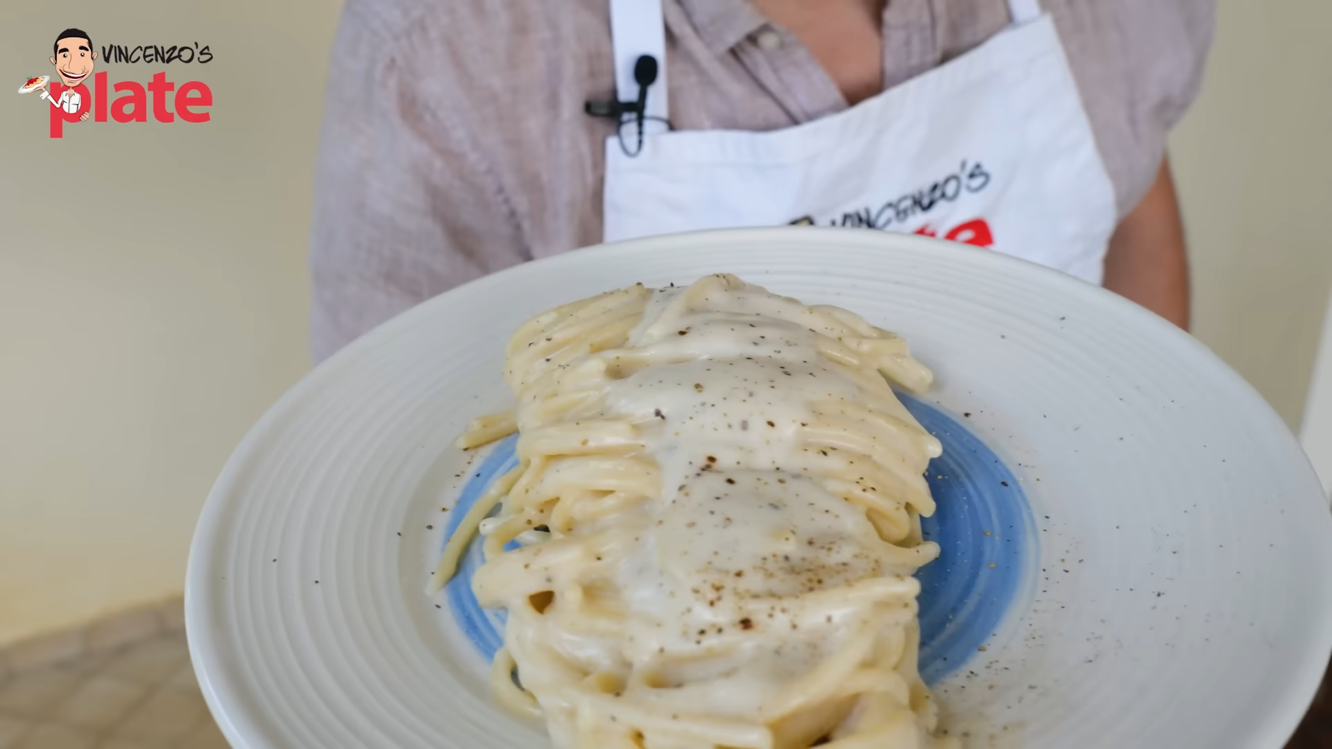 Simple cacio e pepe pasta with pecorino cheese and black pepper