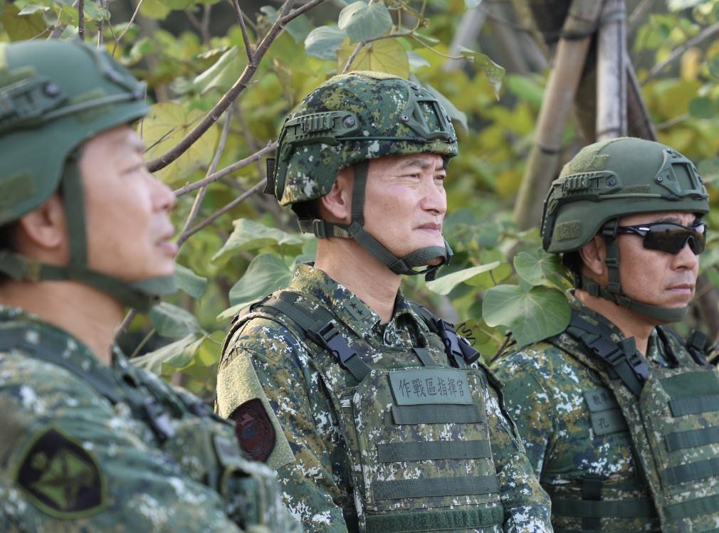 第4作戰區指揮官視導重砲射擊 確保訓練安全