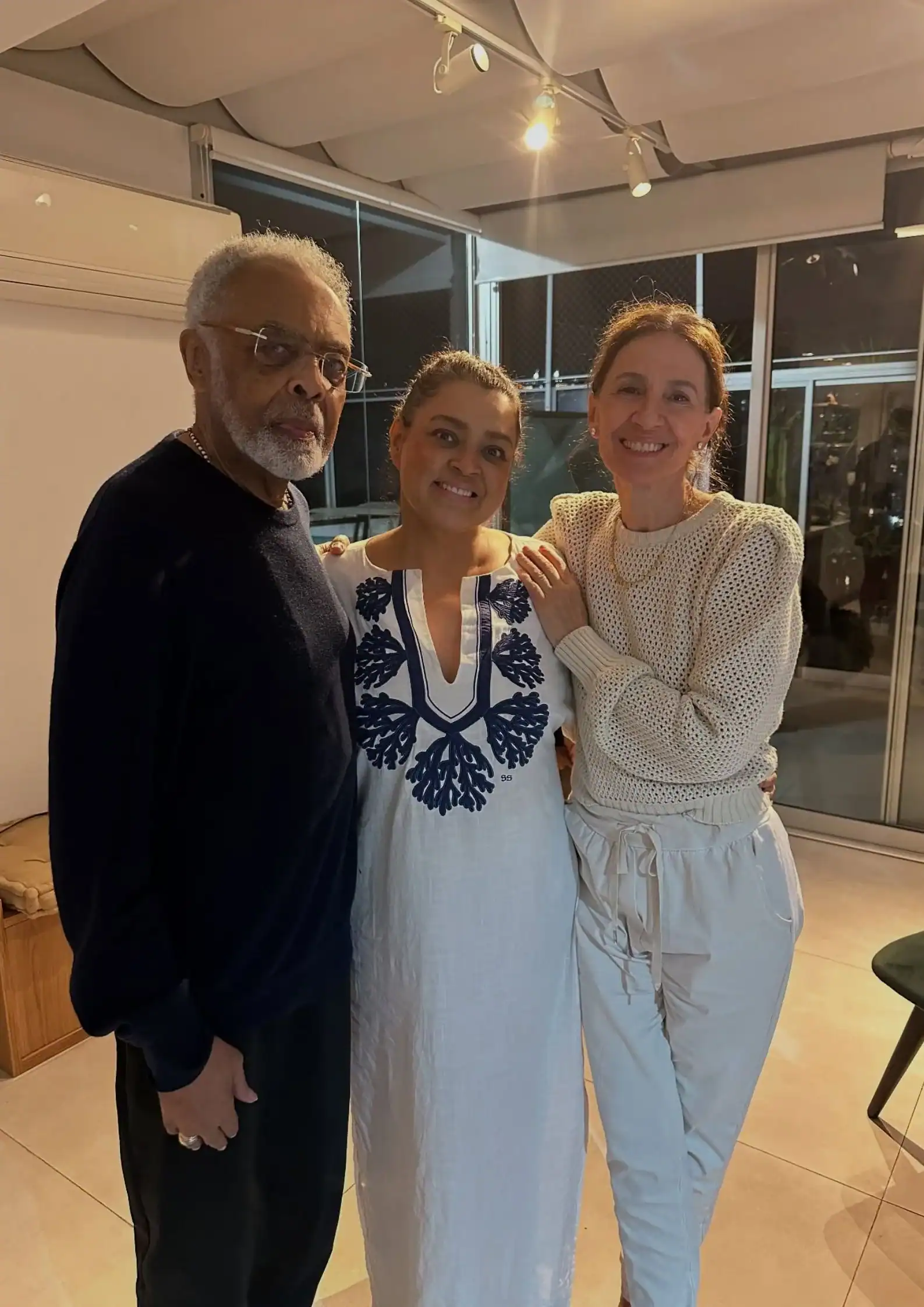 Gilberto Gil emociona com homenagem a Flora em seu aniversário de 66 anos
